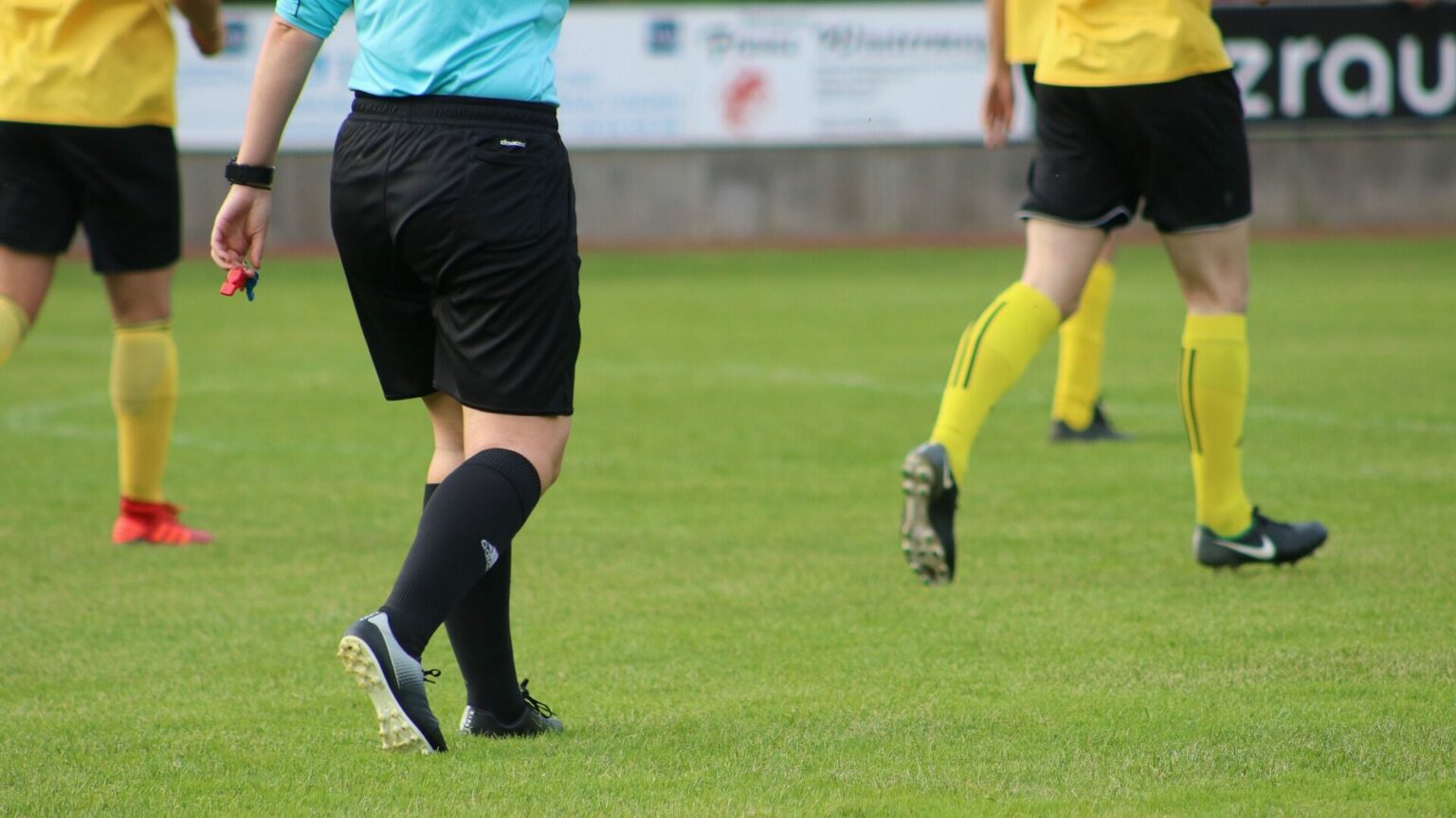 Spielregeln im Fußball - 17 wichtige Regeln im Jahr 2025